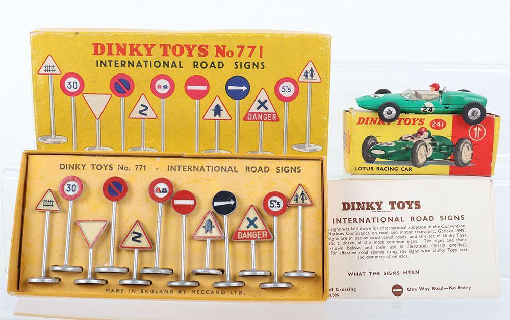 Dinky Toys boxed 771 International Road Signs