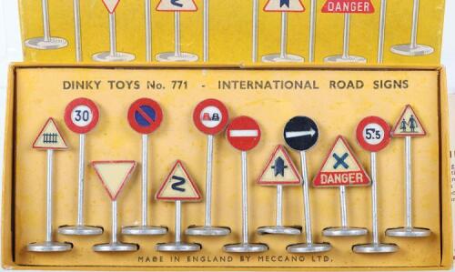 Dinky Toys boxed 771 International Road Signs