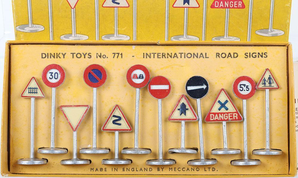 Dinky Toys boxed 771 International Road Signs