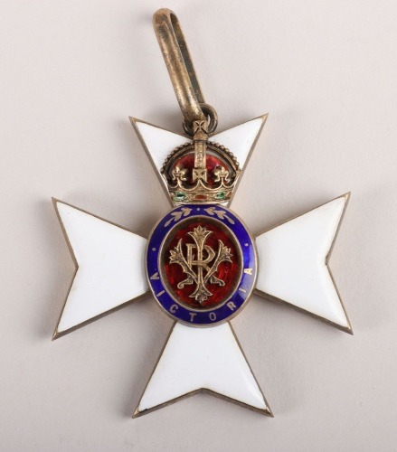 Royal Victorian Order Commander (C.V.O) neck badge