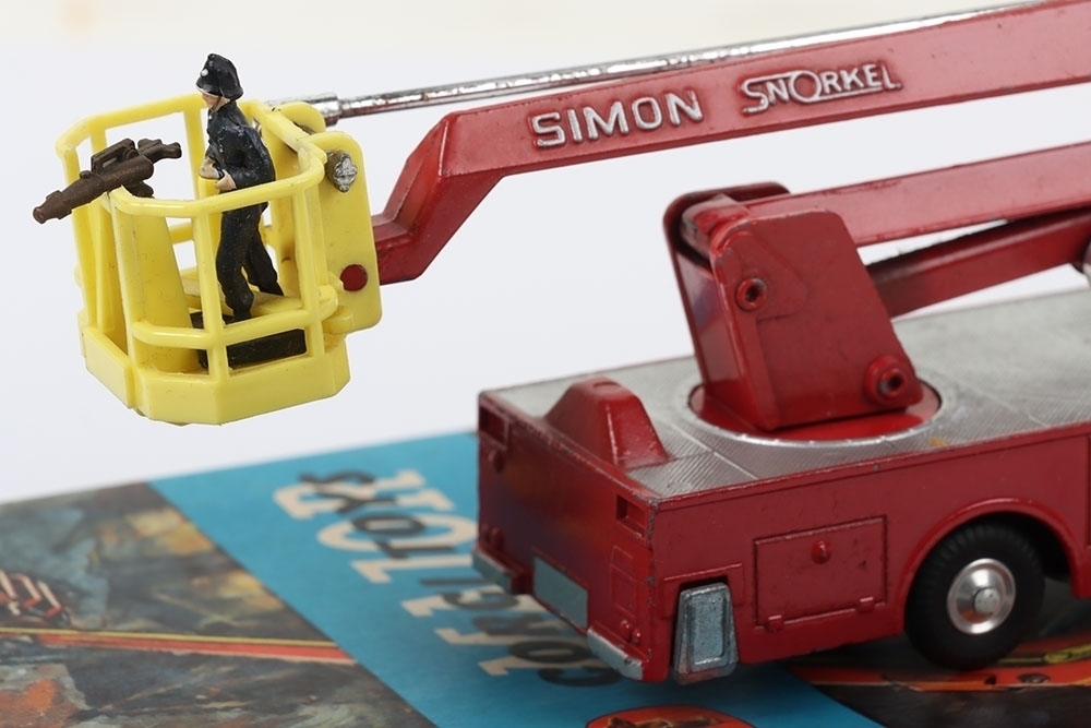 Corgi Major Toys 1127 Simon Snorkel Fire Engine
