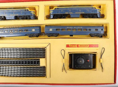 Tri-ang 00 gauge R3VX Double Diesel Passenger train set